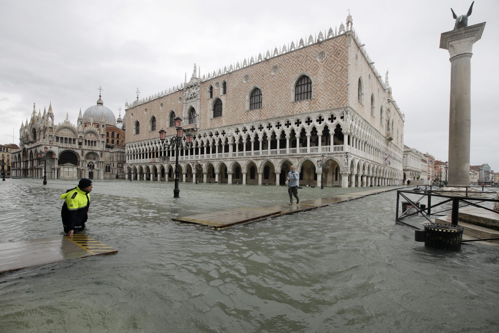 Tourists Flee Venice Flooding | WITF
