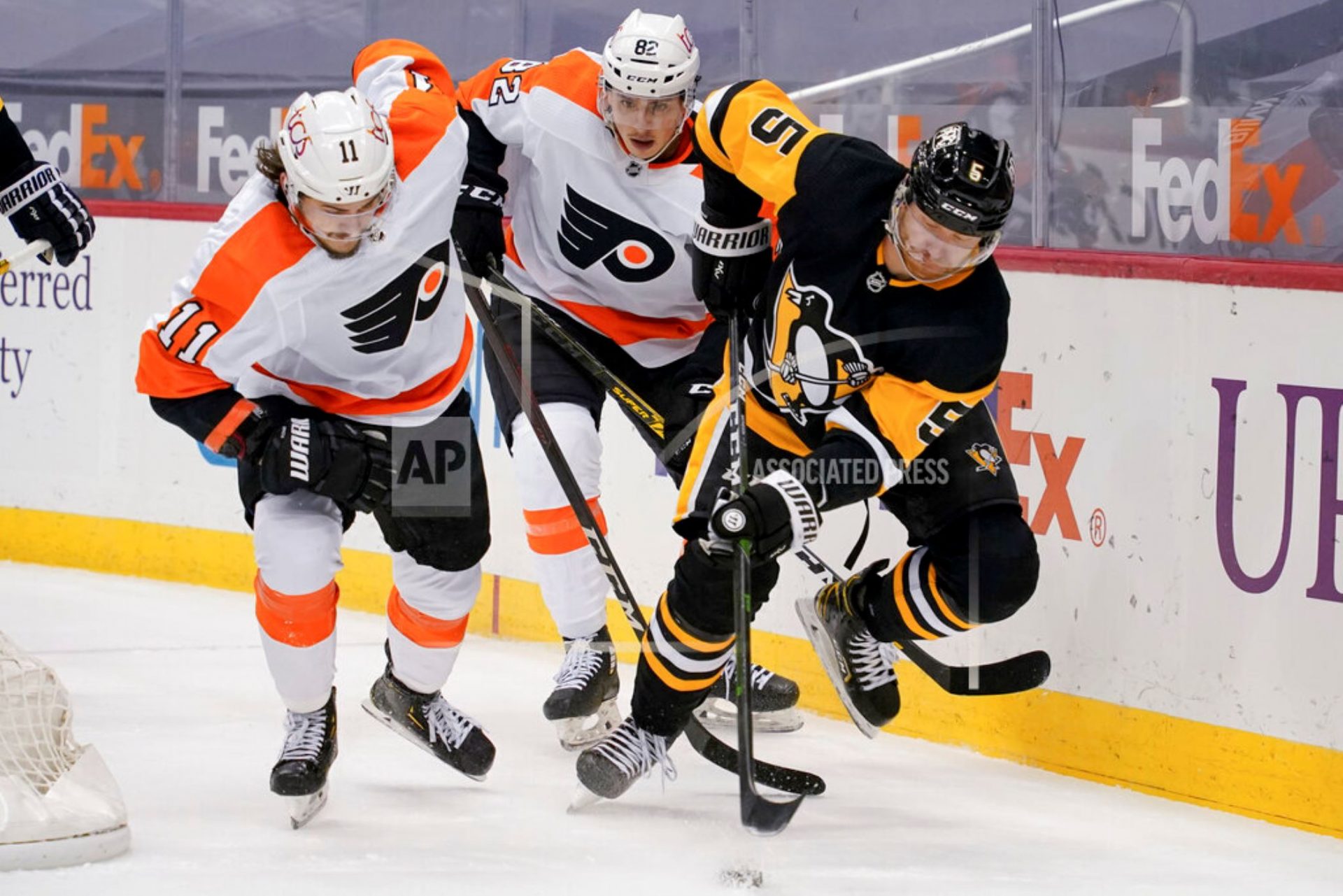 Penguins welcome fans back with a 5-2 win over Philadelphia | WITF