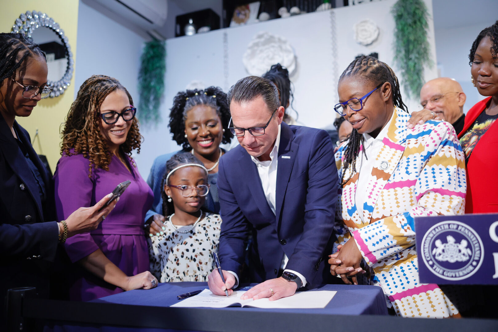 Shapiro signs ‘Crown Act’ banning hair-based discrimination in ...